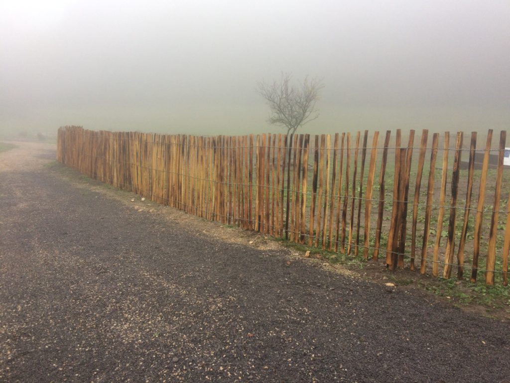 Moderní dřevěný přírodní plot